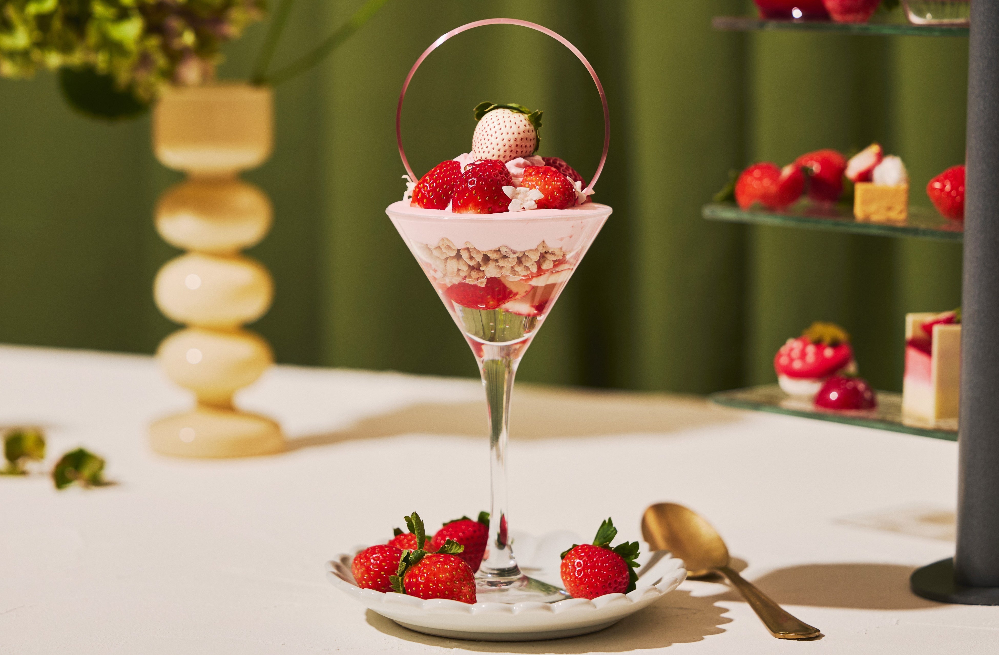 El té de la tarde con parfait de fresas temático de primavera presenta ...